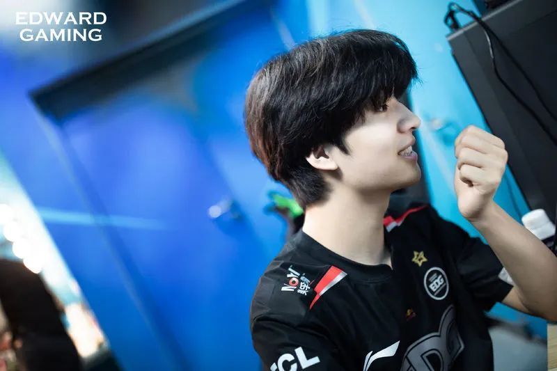 knight开局见369亮弱爆质问：什么情况？主持Sjokz：因心理健康问题缺席LEC夏季赛；LCK薪资曝光：Faker独一档_腾讯新闻