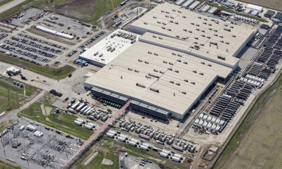 马斯克的“未来工厂”：被养老金“包养”的数据中心_腾讯新闻