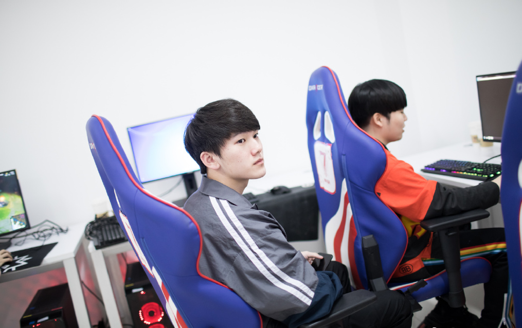 前FPX打野爆料！Rookie阿水并肩战斗，Lwx与大主播大概率同队