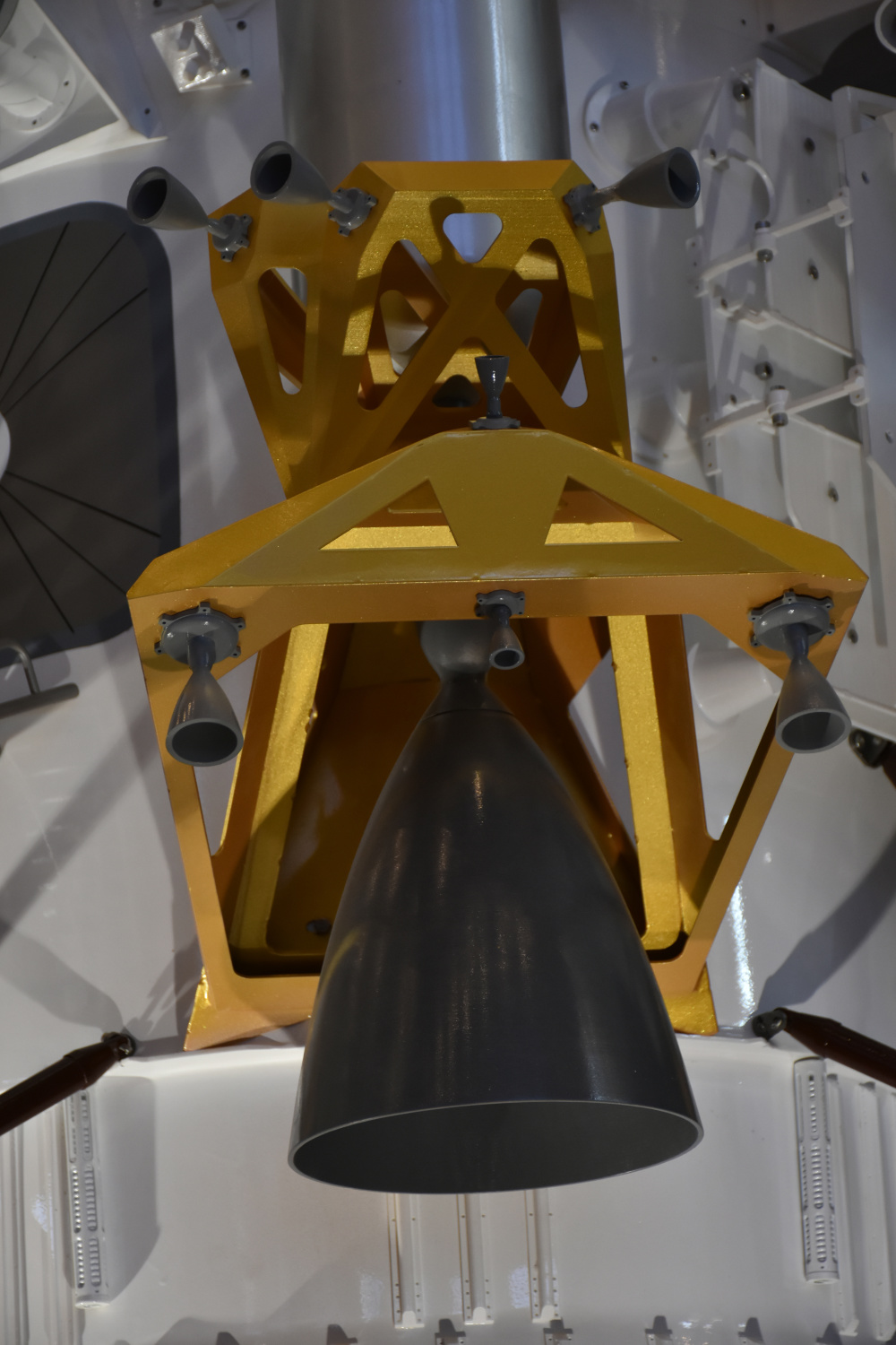 嫦娥六号的惊险登月：16道激光同时射向月球，百米悬停，瞬时扫描_腾讯新闻