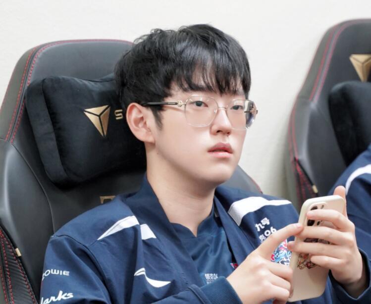 TES曝出转会大瓜，一共换了3人，scout和beryl两位韩援加入_腾讯新闻