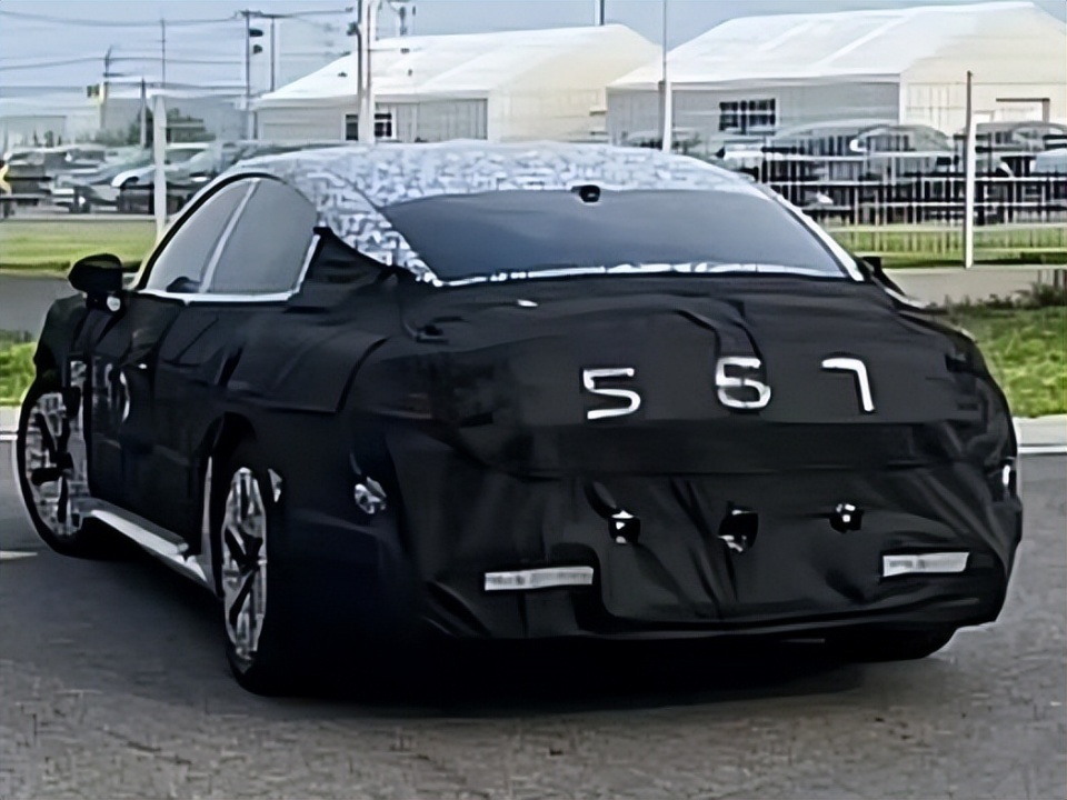 年轻人狂喜！网曝小米SU7 L谍照，侧面酷似奥迪A7，新爆款？_腾讯新闻