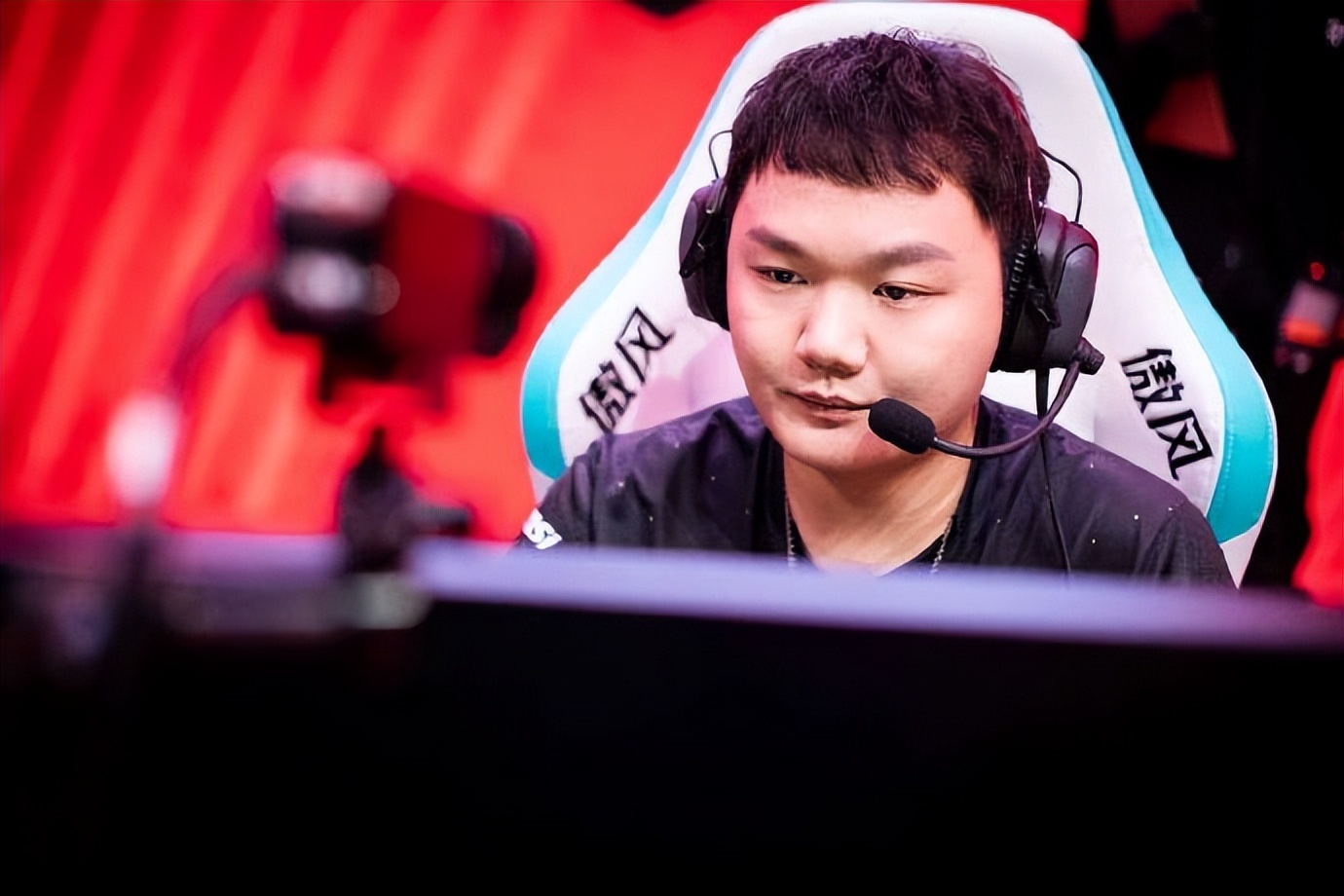 BLG不敌JDG，官博沦陷！粉丝吐槽：bin尽力了！牙膏和xun醒醒吧