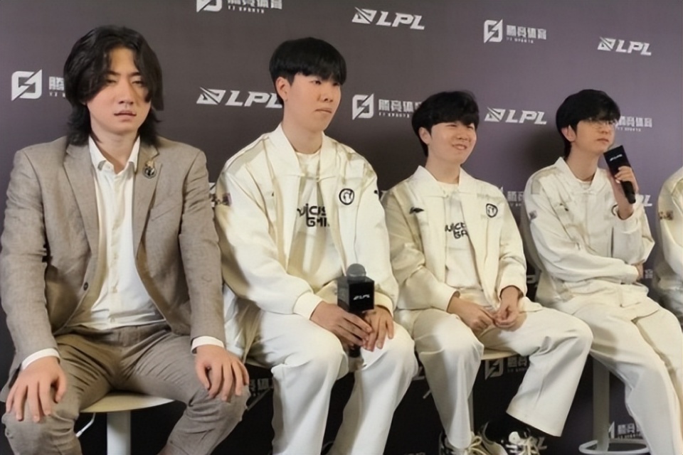 IG丝血翻盘JDG！Uzi逐帧分析阿乐战犯操作，TheShy对位被爆太尴尬_腾讯新闻