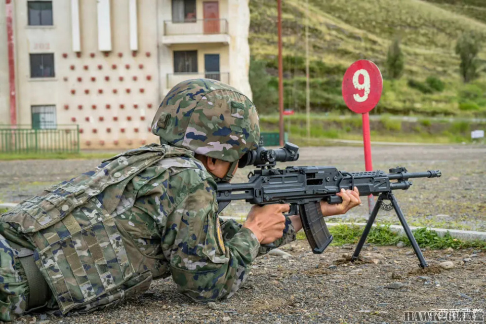 海外谈中国：QJB-201轻机枪采用双路供弹 大幅提升步兵班作战能力_腾讯新闻