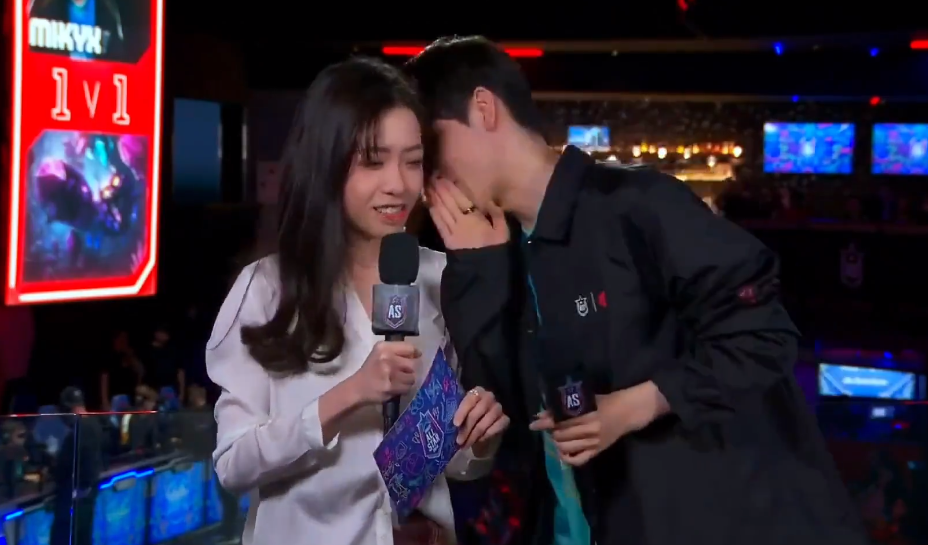 时隔四年，TheShy希然再续前缘？比赛时还不忘注意主持人的pose