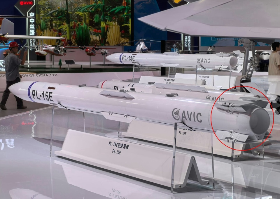 PL15E折叠弹亮相，射程200公里，歼20内置弹舱可以挂6枚_腾讯新闻