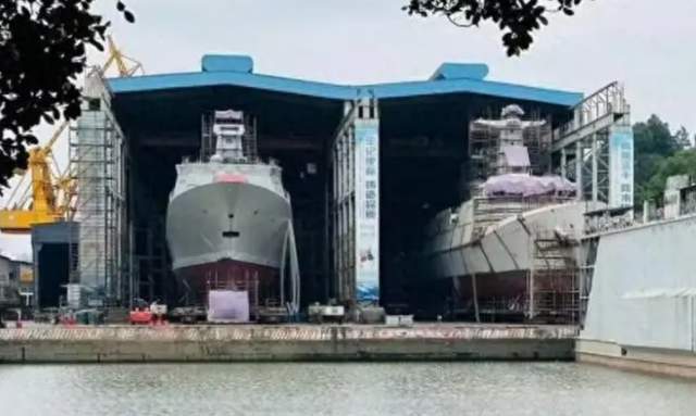 054B型护卫舰：2号舰555钦州舰下水，网传该型舰只建4艘存在争议_腾讯新闻