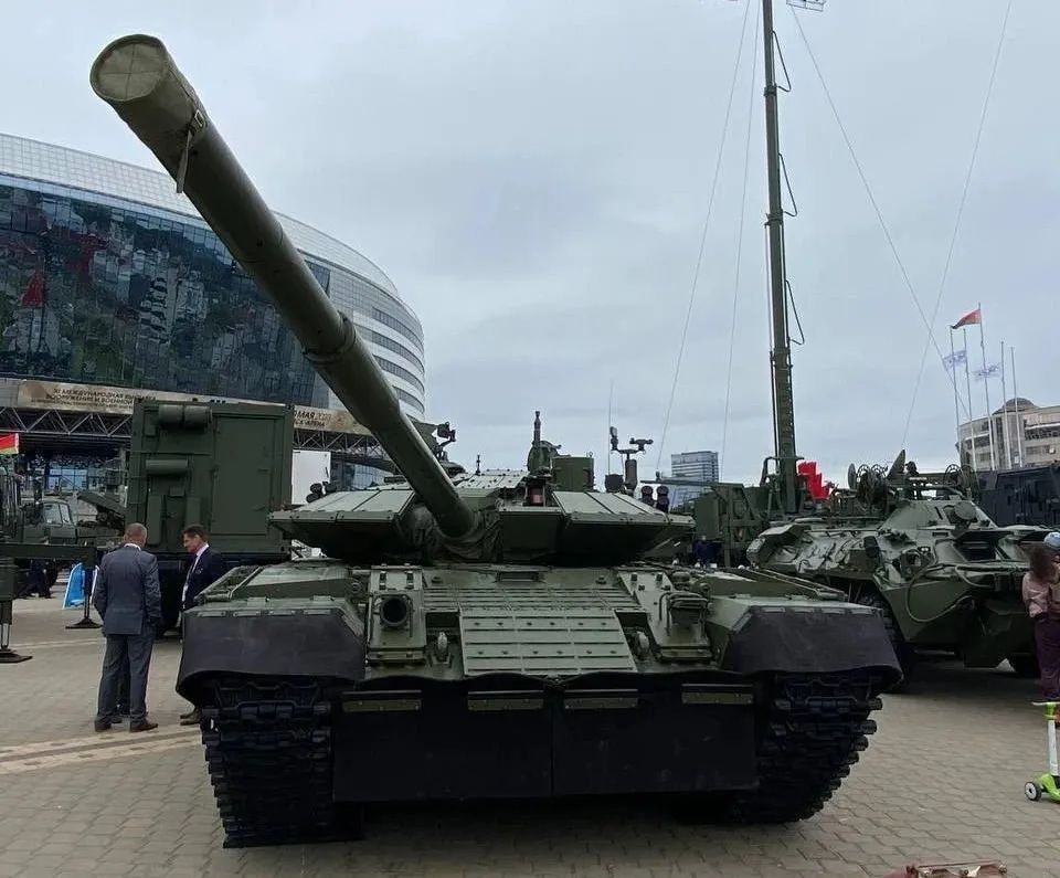 白俄罗斯也在改造T-72，推出新型T-72BM2坦克增强防护_腾讯新闻