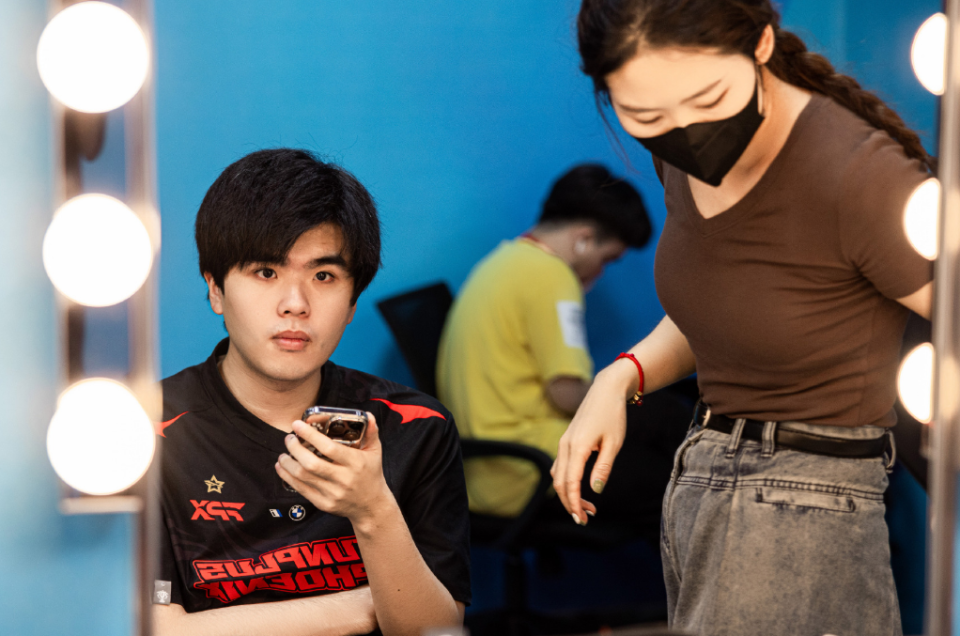 EDG力克FPX挺进季后赛，Jiejie逗笑茂凯，Uzi吐露心声_腾讯新闻