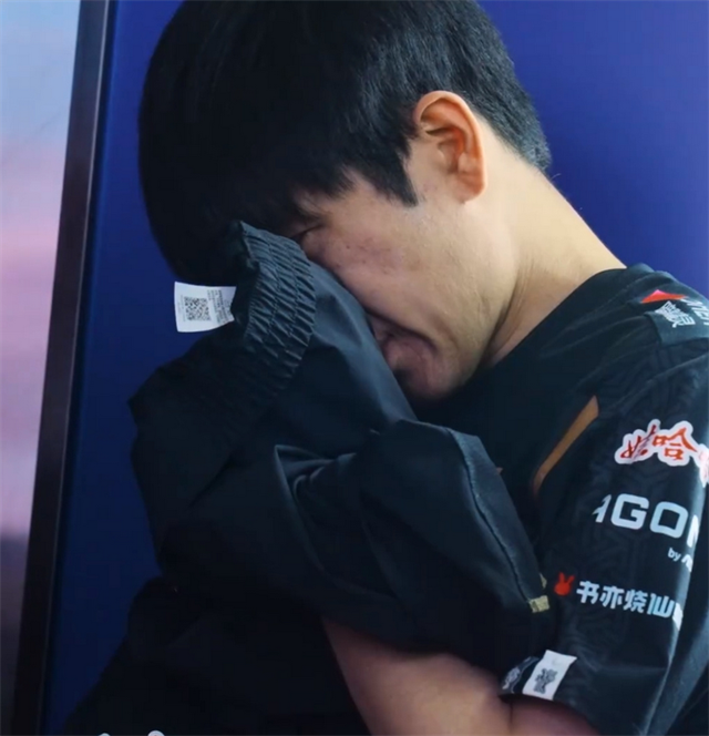 亲手淘汰老东家RNG，tabe开心到忘记表情管理，gala却在擦眼泪