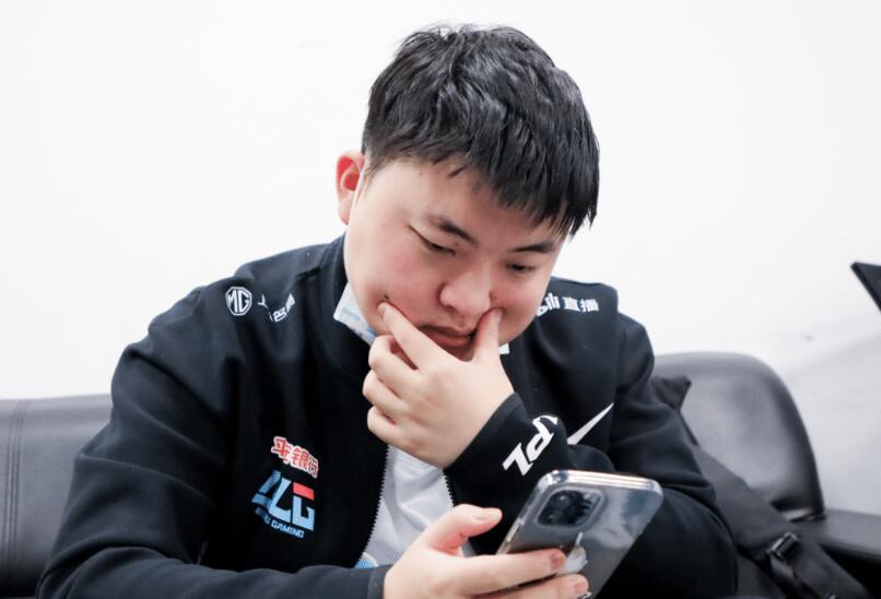 Iboy新赛季没人要，为贴补家用只能送外卖，曾被誉为uzi的接班人