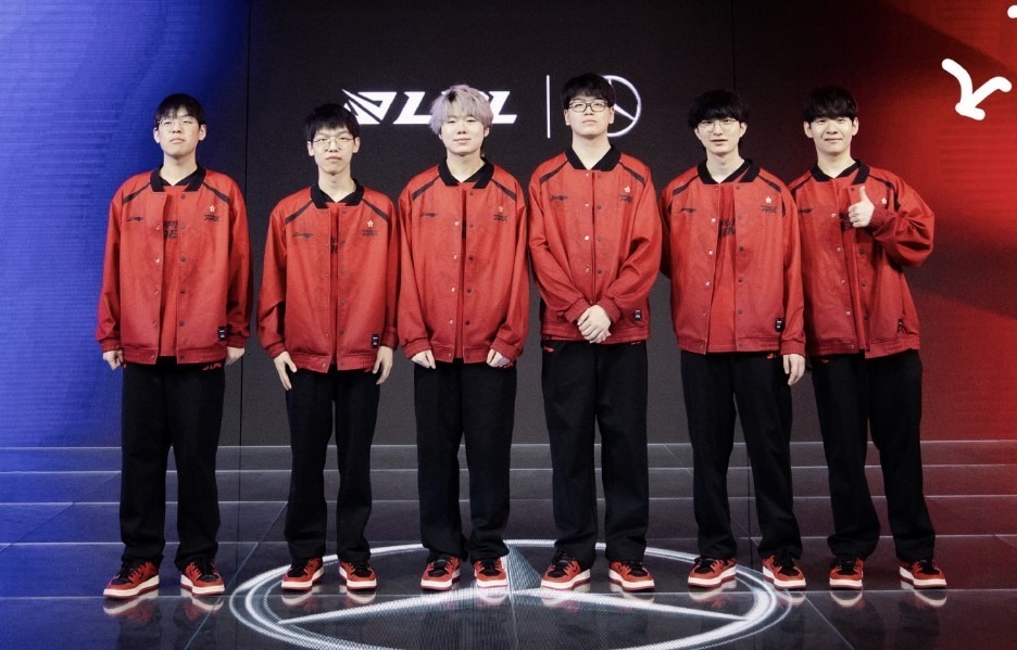 小老虎宣布不打之后，FPX更换首发上单！TheNiu迎战EDG_腾讯新闻