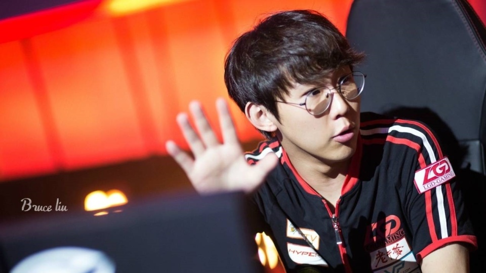 LPL退役“老年人”杀疯了！Imp重回韩服第一，Uzi晋升千分王者_腾讯新闻