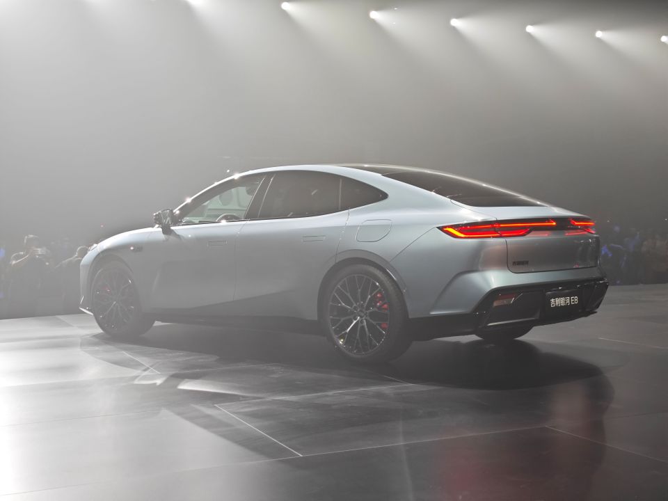 新款银河E8上市、星耀8 EM发布，吉利全域AI智能战略发布会_腾讯新闻