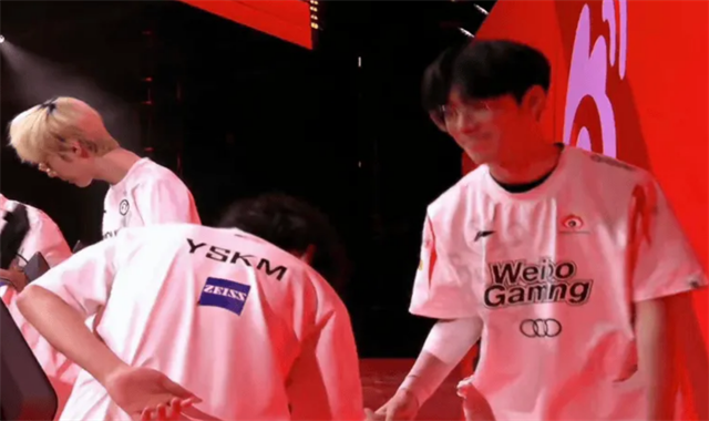 YSKM鞠躬2次，TheShy也给他牌面拉满，赛后这番评价太高情商