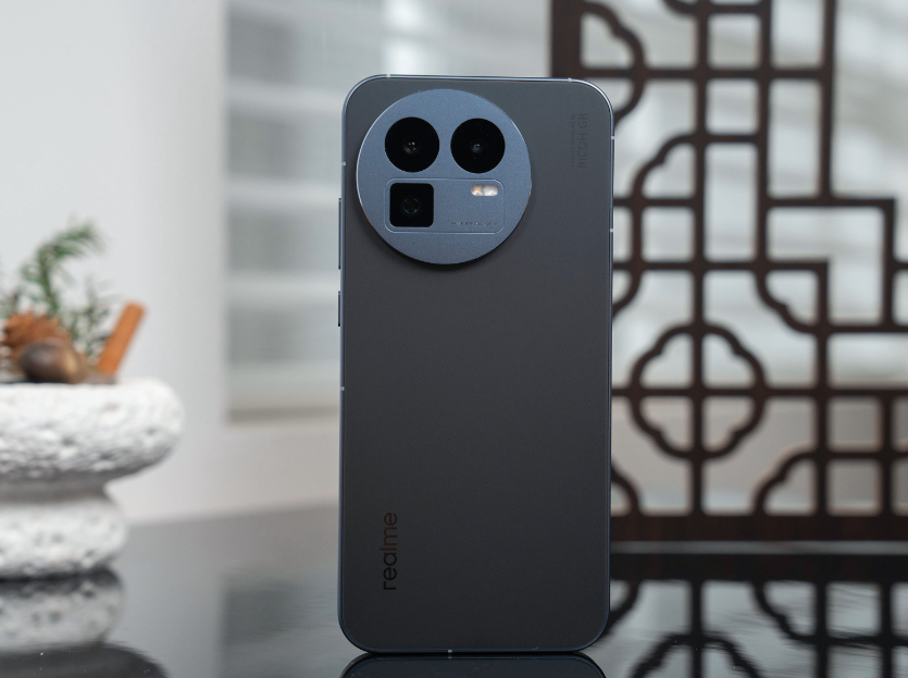 真我还是妥协了，2K直屏+旗舰“双芯”+7000mAh，512GB跌至2816元_腾讯新闻