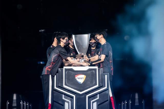 Lwx带队FPX不敌EDG二队，新人Leave表现力压Lwx率队夺冠