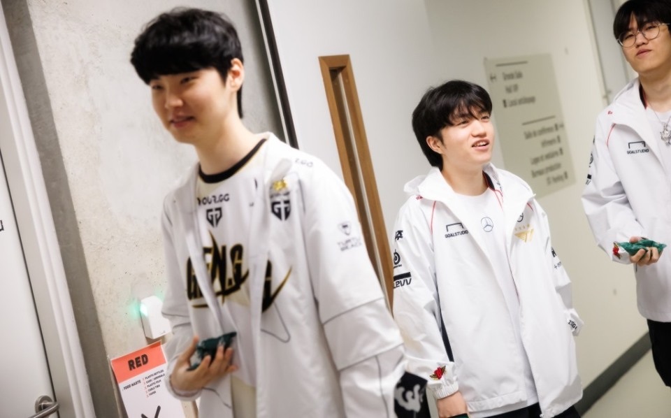 是Faker太猛了，还是Chovy太菜了？BLG在BO5上的唯一优势_腾讯新闻