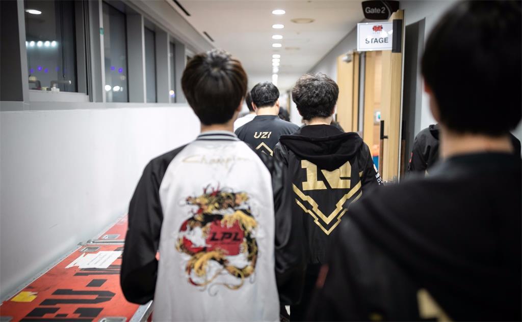 赢G2也打不过IG，乌兹承认s8的RNG无力夺冠，称不理解小虎离队