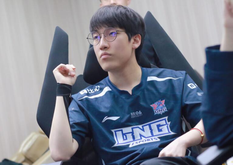 tarzan赛后夸奖scout，doinb现场发飙，吐槽对方忘恩负义