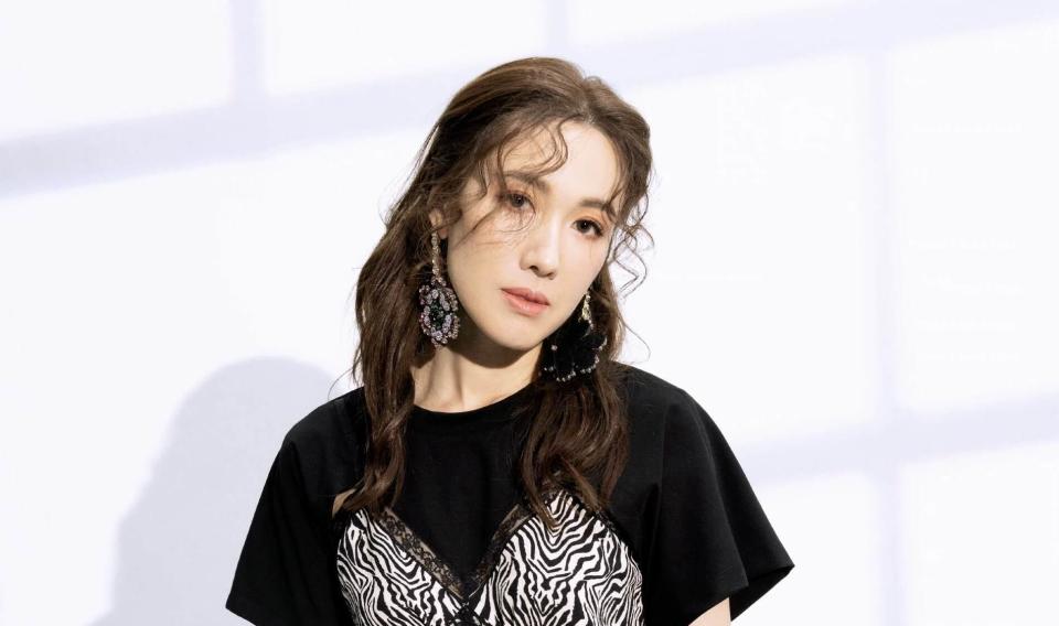 恭喜！香港知名女星和未婚夫复合成功，网友反对，她偏要复合：李施嬅这“恋爱脑”，打了谁的脸？_腾讯新闻