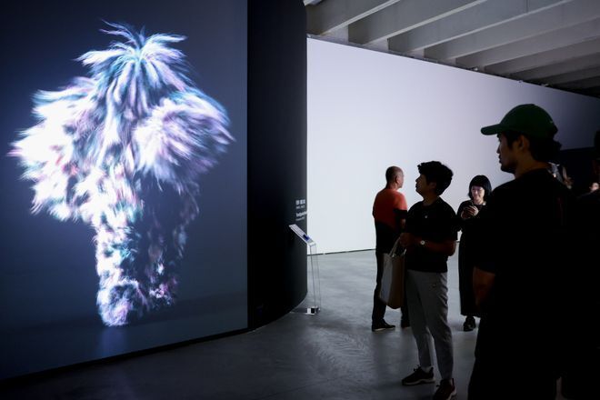 798CUBE重磅呈现Universal Everything中国首展《未来的你：行走的进化》_腾讯新闻