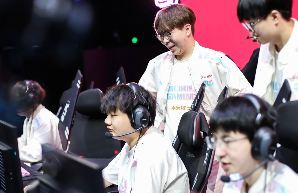 BLG挑战WBG，Bin向Theshy下战书，小虎训练战绩亮眼