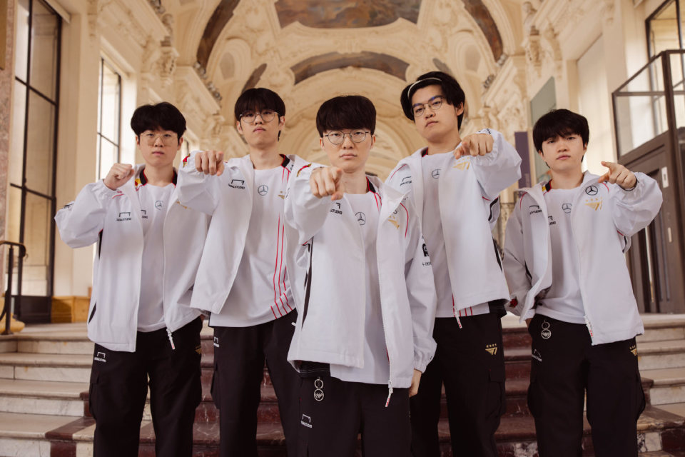 LOL全球总决赛中韩对决：BLG 2-3 憾负T1，Faker拿下第5冠_腾讯新闻