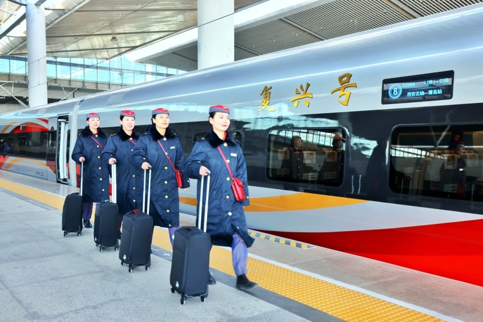 陕西首趟CR400BF-Z型“复兴号”智能动车组列车上线运行_腾讯新闻