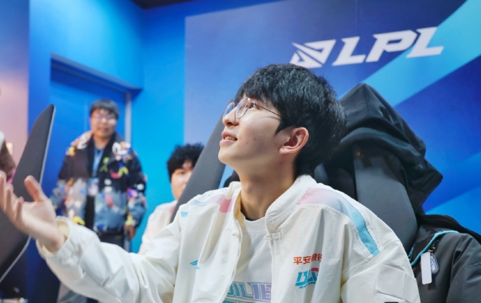 Rookie独木难支！NIP惨遭BLG横扫，下路直接被打穿_腾讯新闻