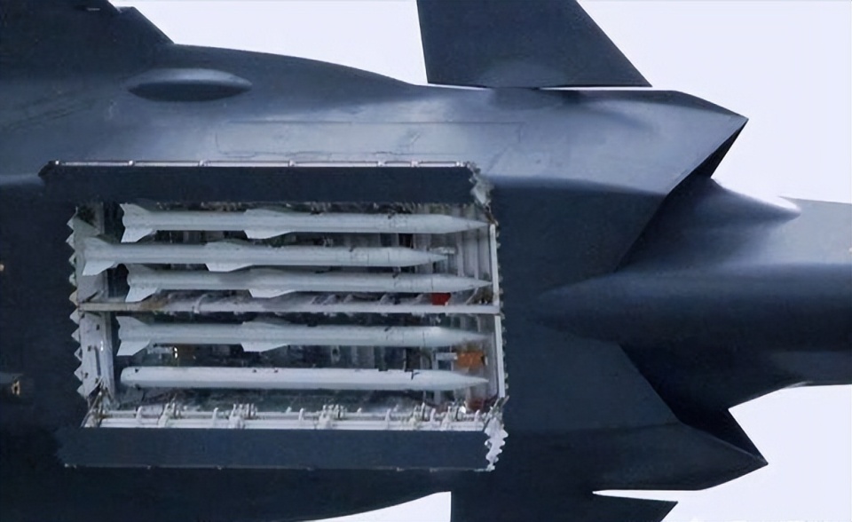 PL15E折叠弹亮相，射程200公里，歼20内置弹舱可以挂6枚_腾讯新闻