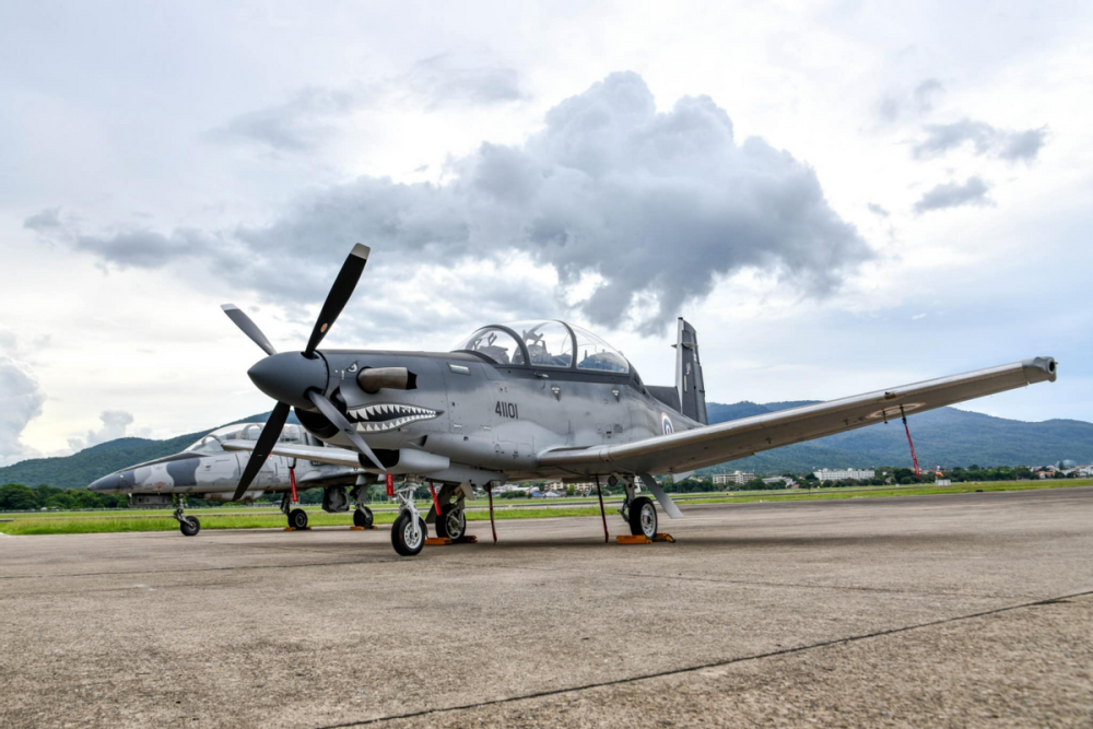 泰国皇家空军接收首批AT-6TH攻击机 共订购8架 耗资1.43亿美元_腾讯新闻