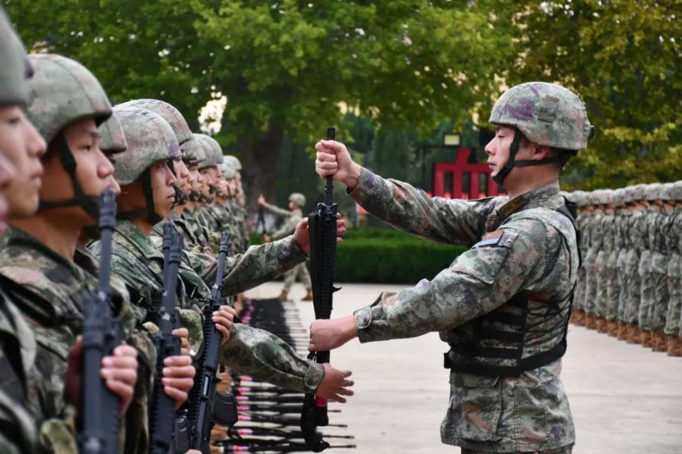 为千余名新兵授枪，现场震撼！_腾讯新闻
