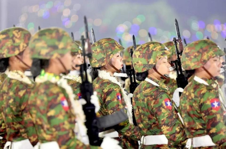 夜空亮剑！缅甸建军80周年，敏昂莱大阅兵！喊话：国防军“永不向恐怖主义妥协”！_腾讯新闻