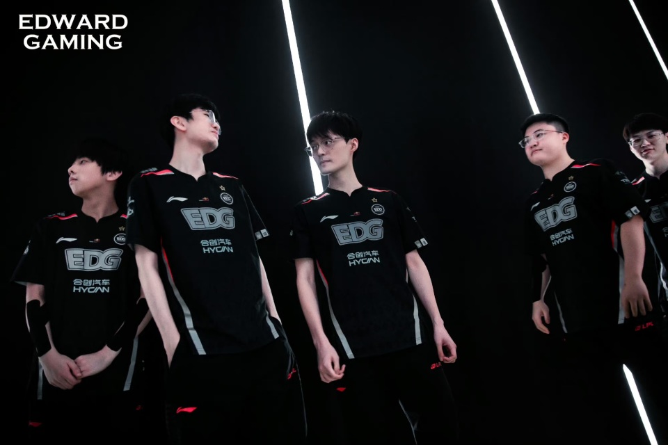 LOL：EDG更换对战LGD首发名单，fofo韩服改名表达不满，凭什么_腾讯新闻