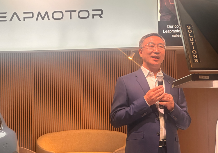 零跑 Lafa5 全球首秀，朱江明开启年销百万挑战之旅_腾讯新闻