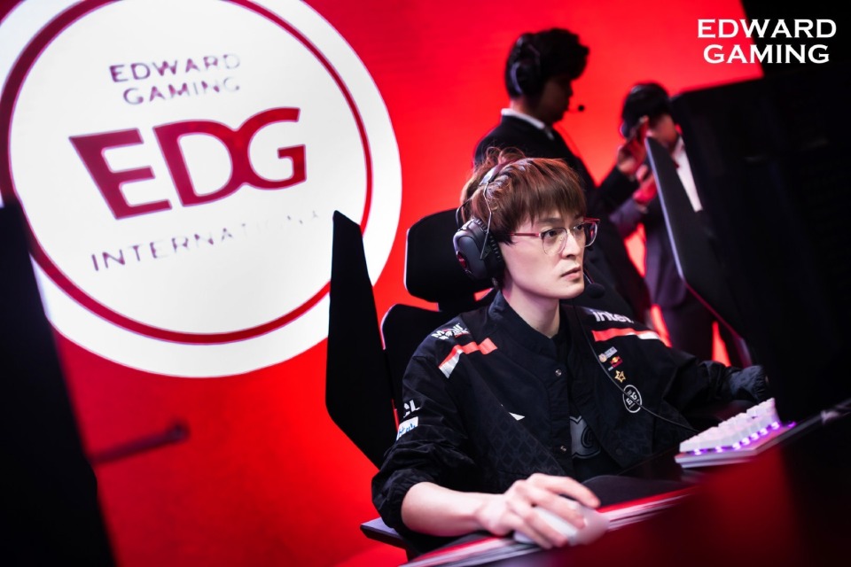 力挺EDG队友！Uzi发声：很庆幸能有这4个队友，他们都支持信任我_腾讯新闻