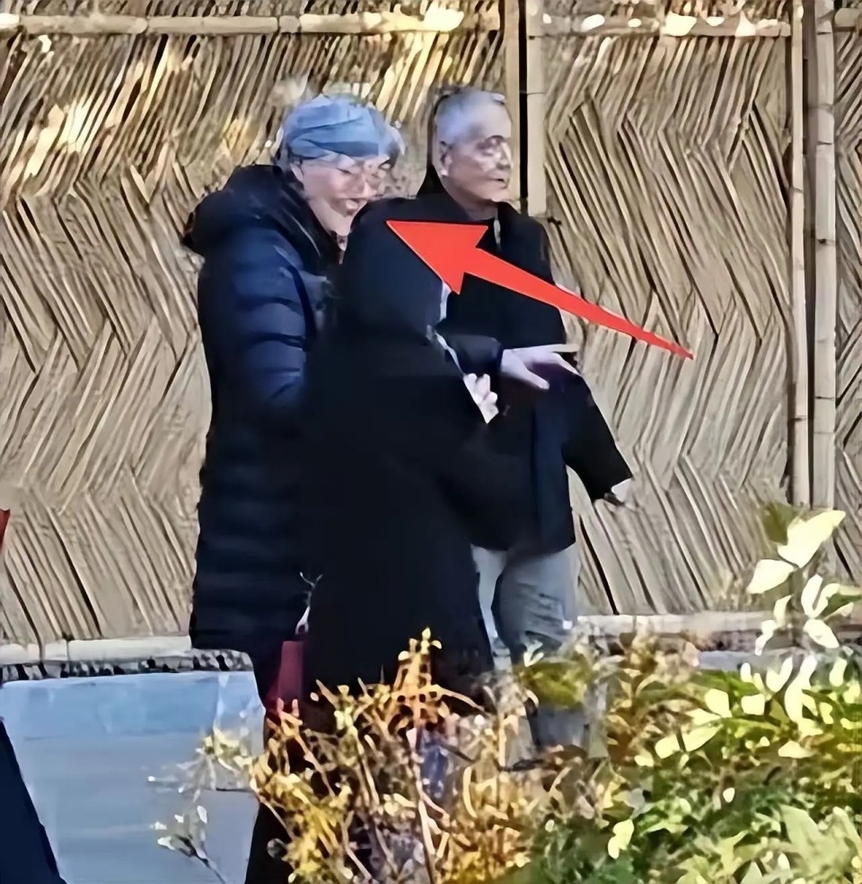 姚明陪父母上海探亲，穿一身黑衣又高又壮，目测体重得有400斤！_腾讯新闻