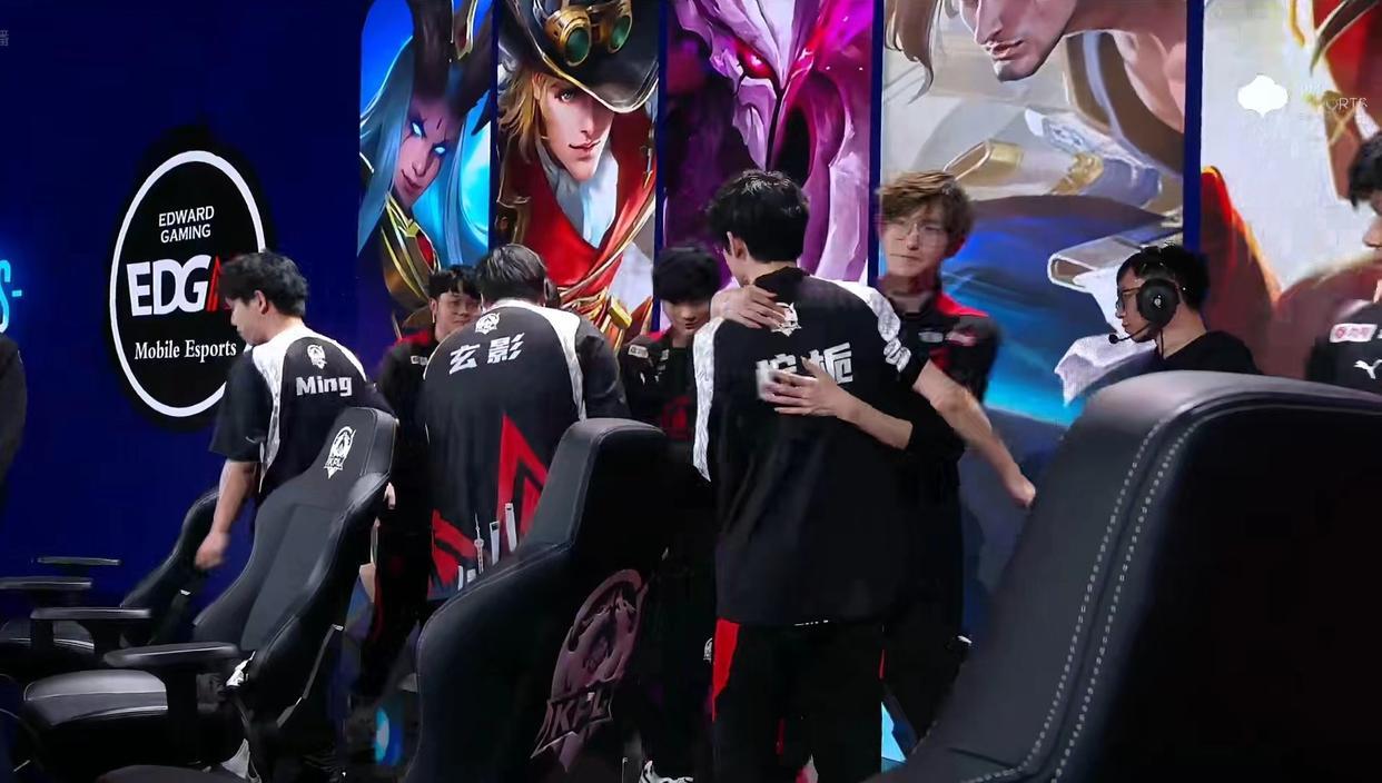 AG4-1横扫EDG，晋级A组！未央2连MVP太神勇，忆安吕布“封神”