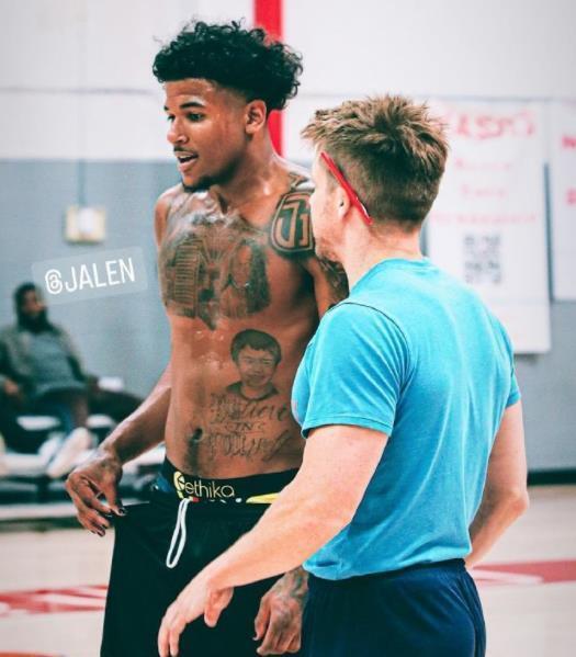 壮了一点？训练师晒杰伦格林特训照！火箭核心赤膊上阵，挥汗如雨_腾讯新闻