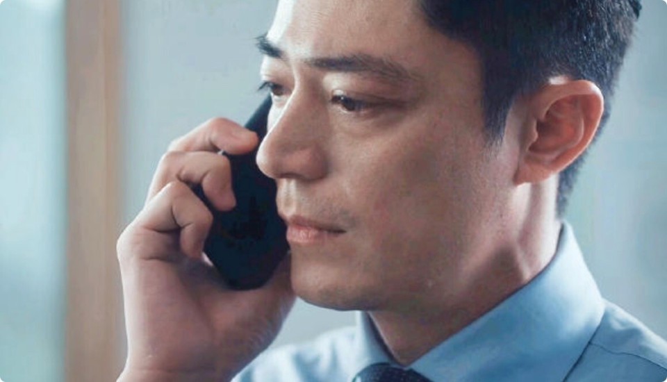 这一次，严屹宽帅得夺目，穿西装戴金丝边眼镜，46岁仍像小说男主_腾讯新闻