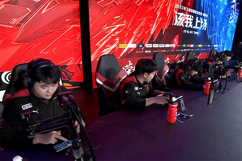 DRG3比2险胜AG，成一组首支进入S组的战队，但仍需好好复盘