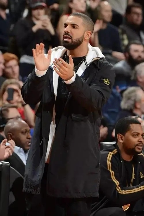 榜单成绩超越迈克尔杰克逊，饱受争议的嘻哈明星Drake_腾讯新闻