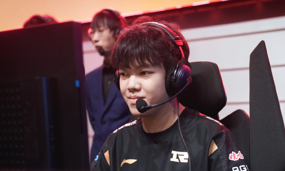 RNG惨遭NIP横扫！丧失季后赛主动权，需看iG、WE的脸色_腾讯新闻