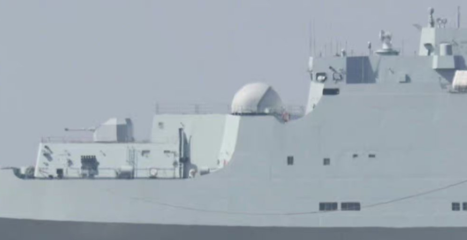 “激光炮”现身071型两栖船坞登陆舰，中国海军迎来海战新时代_腾讯新闻