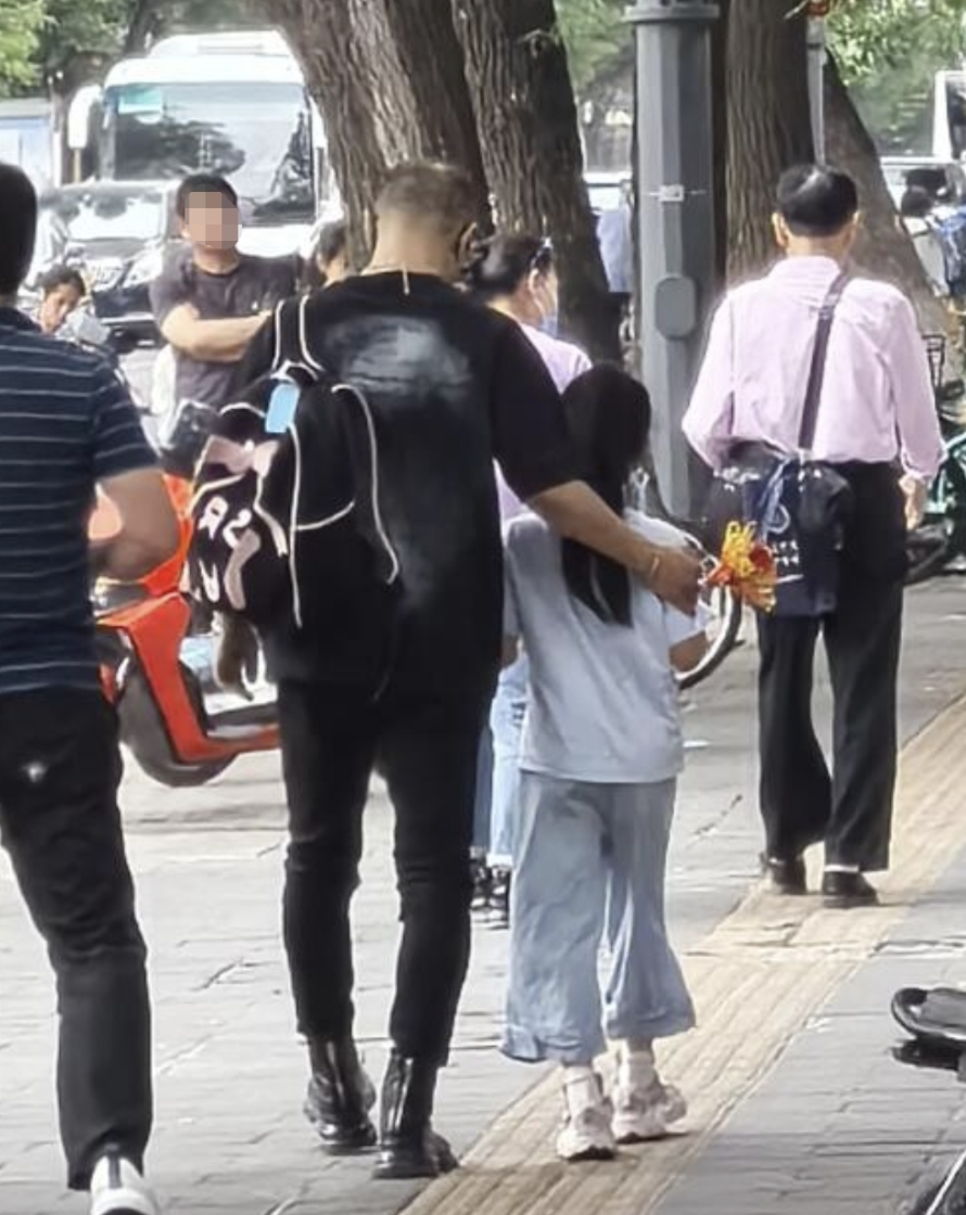 汪峰为儿女接机，8岁醒宝伸手讨抱超热情，儿子见到爸爸好淡定 腾讯新闻