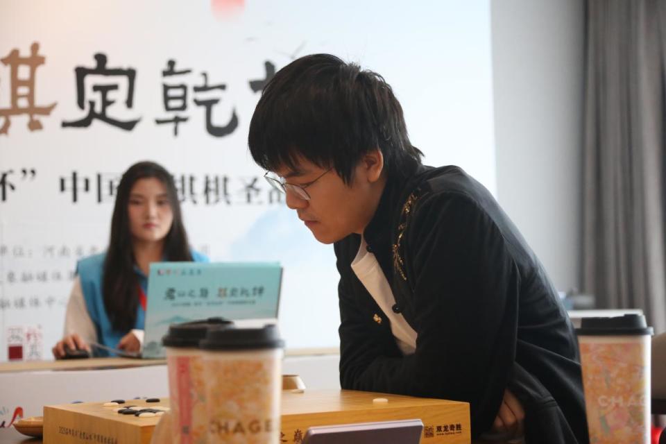 棋圣战君山之巅决战落幕，柯洁“半目之优”三连冠_腾讯新闻