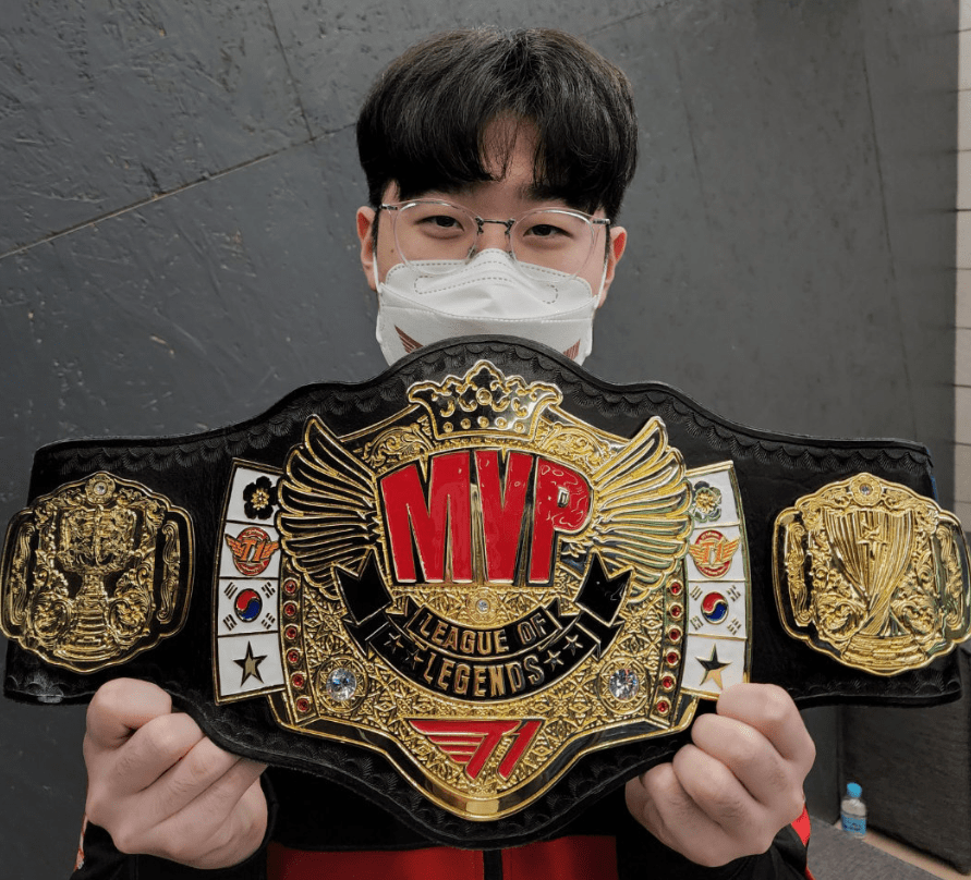 Zeus离队真相大起底：T1压价800万+3年优先续约，双冠FMVP为何负气出走_腾讯新闻