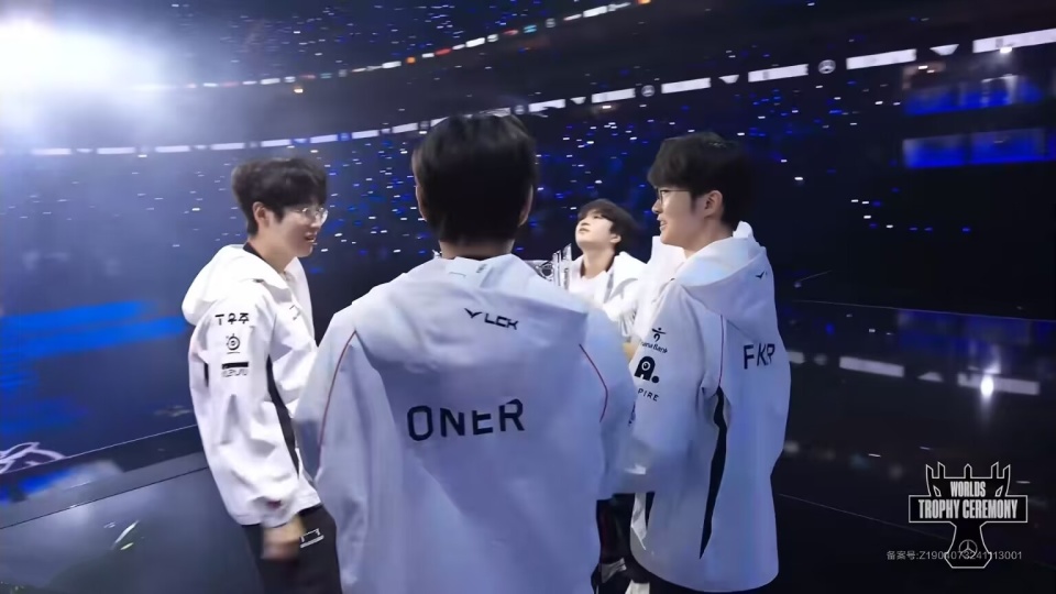 LOL首位5冠选手诞生！Faker勇夺FMVP，观众：真有城墙这英雄啊_腾讯新闻